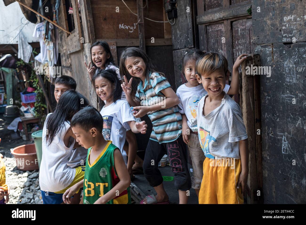 Philippines Manila Girls In Slum Banque d'image et photos - Alamy
