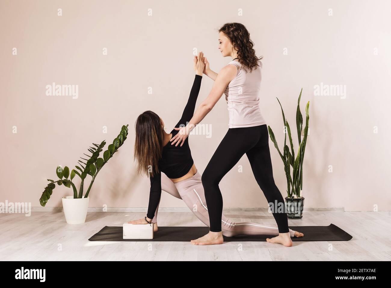 Deux femmes de sport pratiquant le yoga faisant une fente basse sur une ...