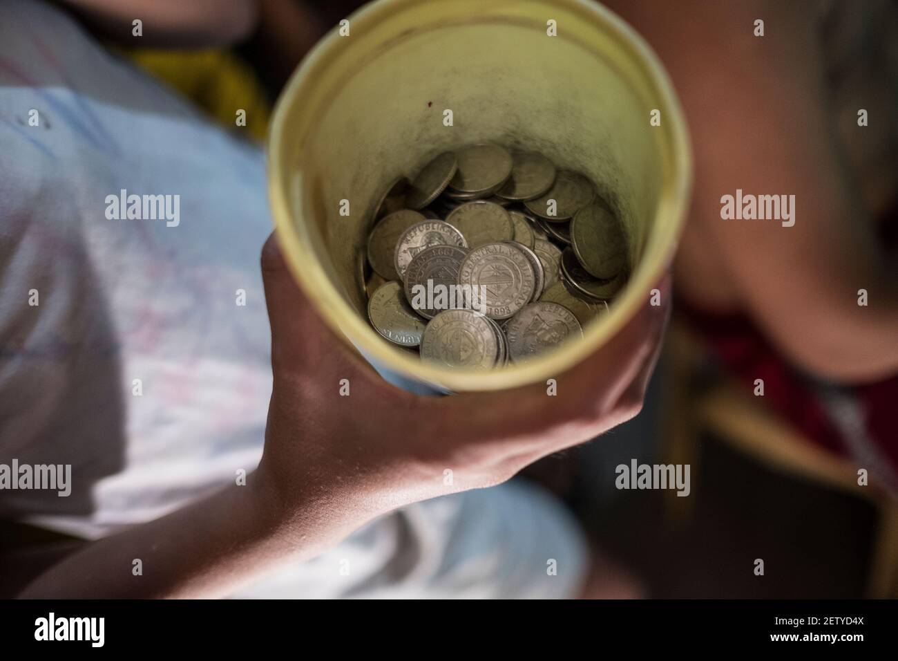 Philippines Manila Girls In Slum Banque d'image et photos - Alamy