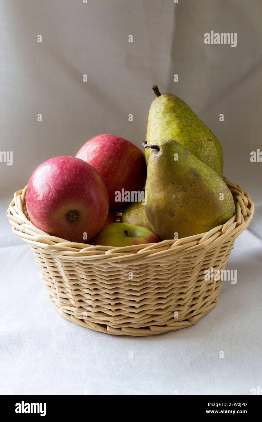 Nature morte aux pommes et poires Banque de photographies et d’images à ...