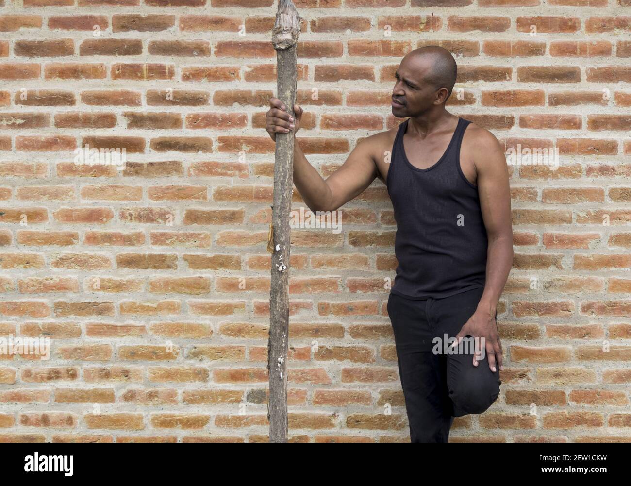 modèle de forme physique afro-américain latin homme allongé sur un mur ...