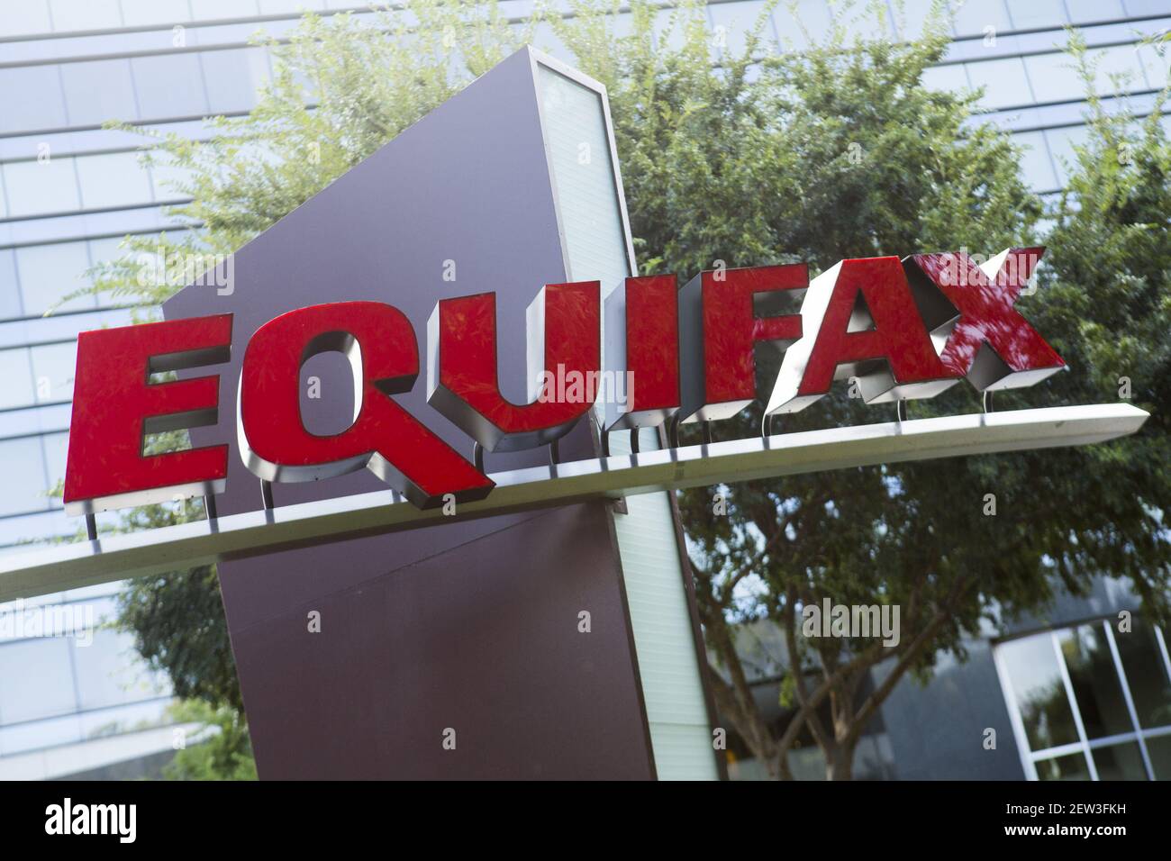 Un logo à l'extérieur du siège social de la société de notation de ...