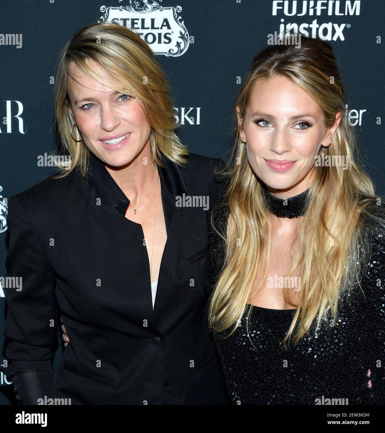 G-D: L'actrice Robin Wright et la fille modèle Dylan penn assistent à la célébration Harper's ...