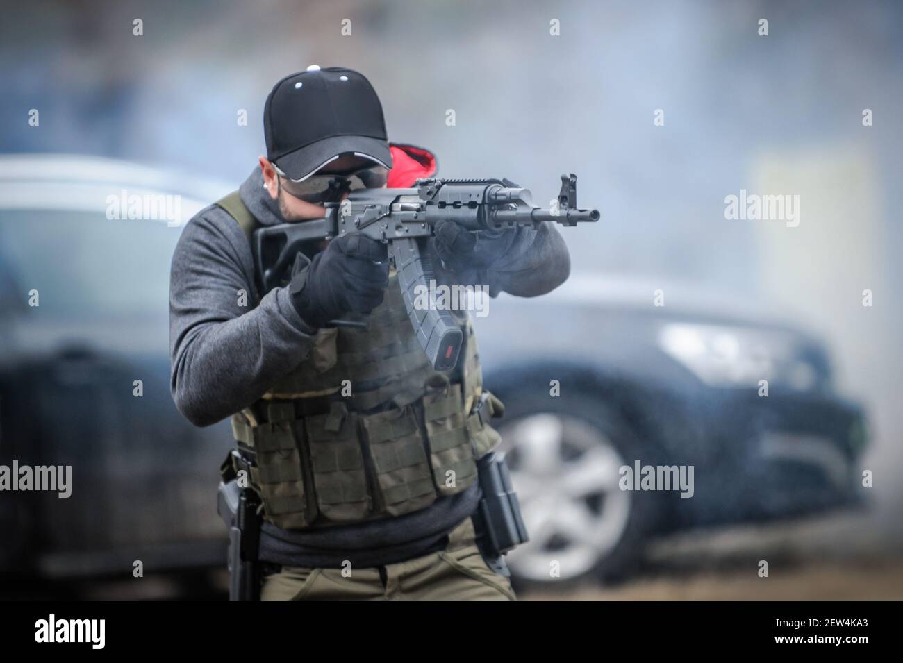 Soldat de l'armée militaire en action tir tactique au combat à partir d ...