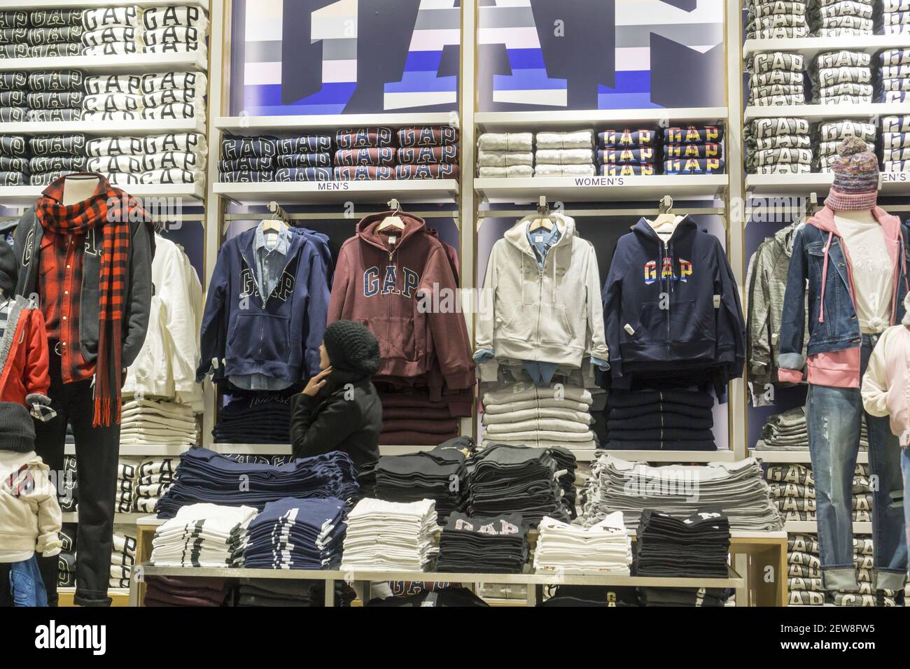 Les clients magasinent dans le tout nouveau « magasin phare mondial de ...