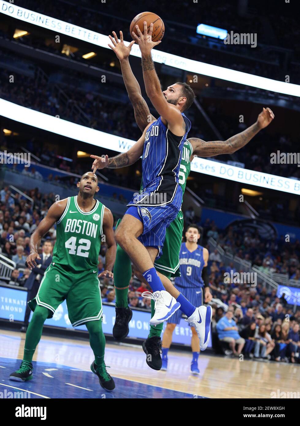 Orlando Magic forward Evan Fournier (10) a obtenu un score par rapport ...