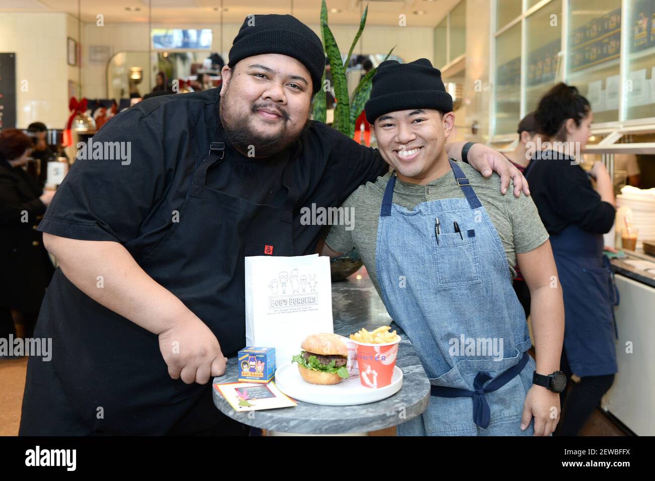 Le chef Alvin Cailan's et Kim Trac, Chef Club Counter General Manager, posent avec le hamburger ...