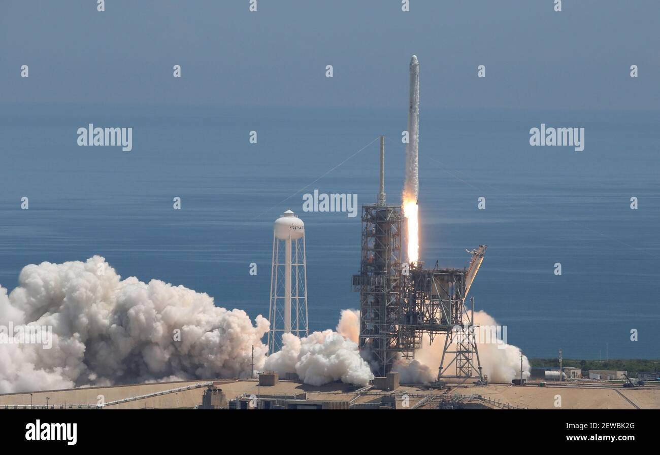 Une fusée SpaceX Falcon 9 se soulève du plateau de lancement 39A le ...