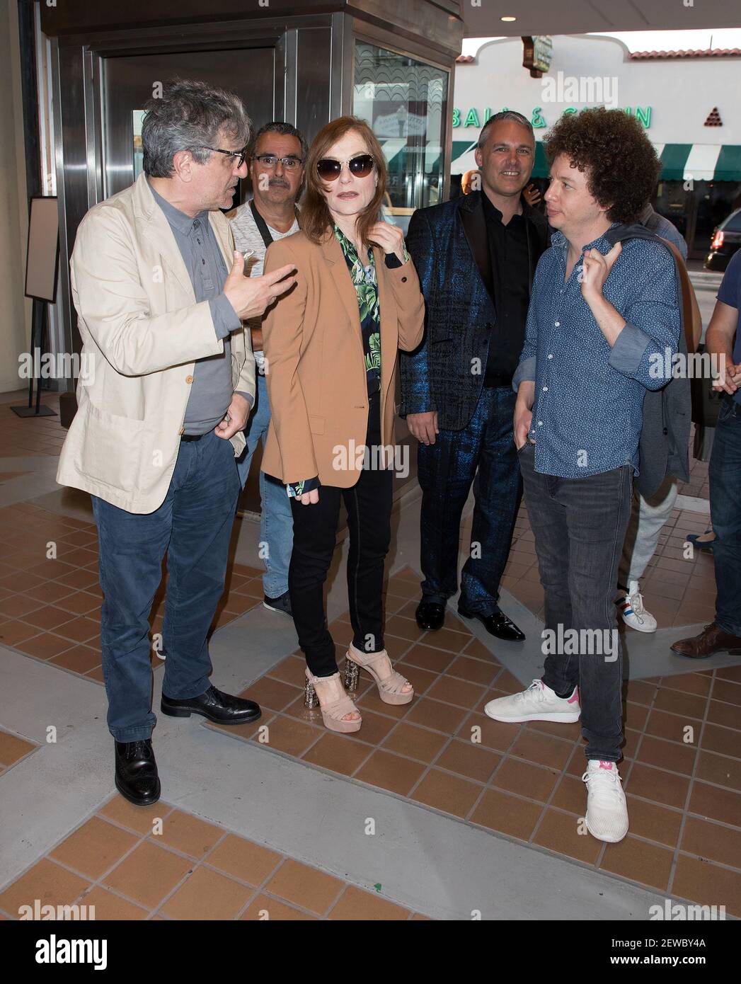 MIAMI, FLORIDE-MARS 18: Ronald Chammah, l'actrice Isabelle Huppert, la ...