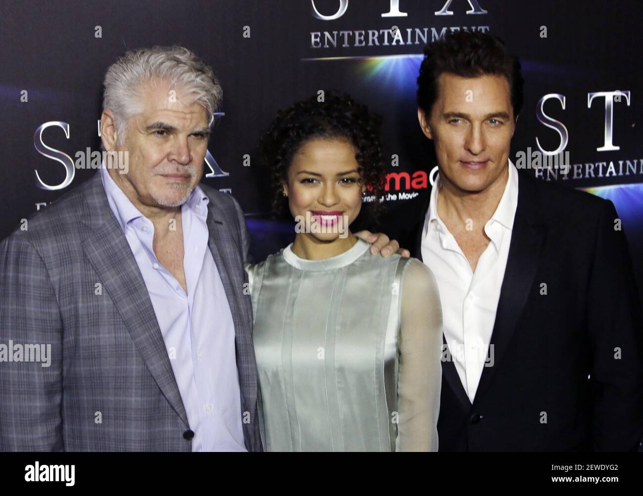Gary Ross, à gauche, Gugu Mbatha-Raw, et Matthew McConaughey arrivent ...