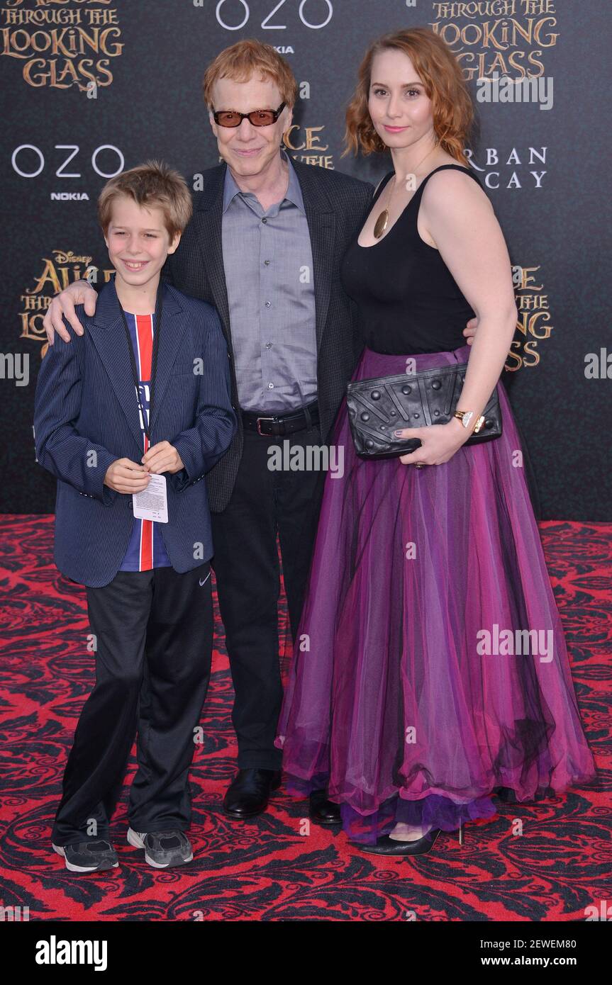 (G-D) Oliver Elfman, Danny Elfman et Mali Elfman arrive à la première ...