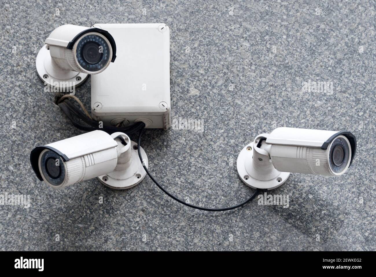 Caméras de sécurité dans un bâtiment moderne. Caméra de surveillance ...