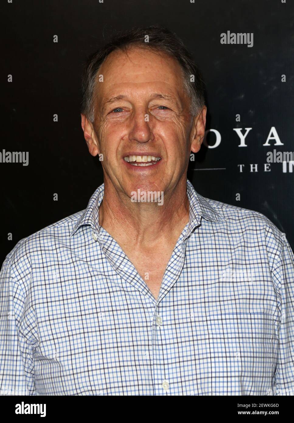 Dennis Dugan participe à la première du film IMAX « Voyage of Time: The ...