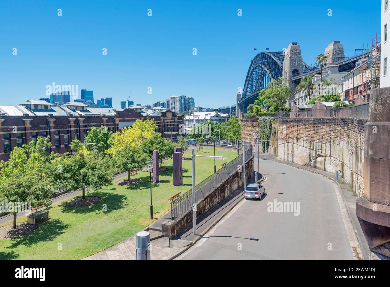 Le chemin Pottinger dans les rochers a été coupé et excavé entre 1900 ...