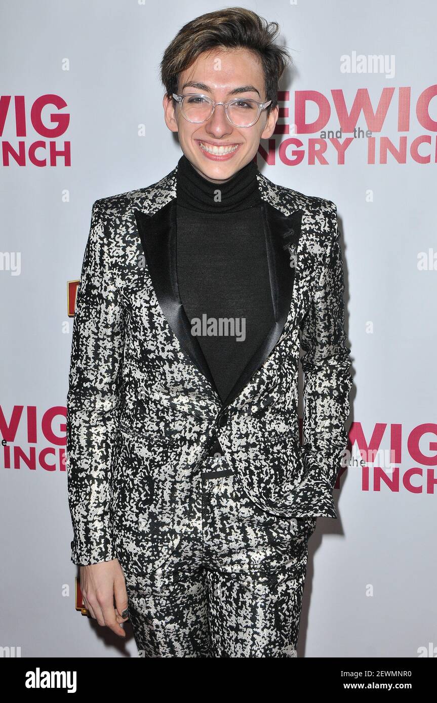 Mason Alexander Park arrive à la soirée d'ouverture de 'Hedwig and the ...