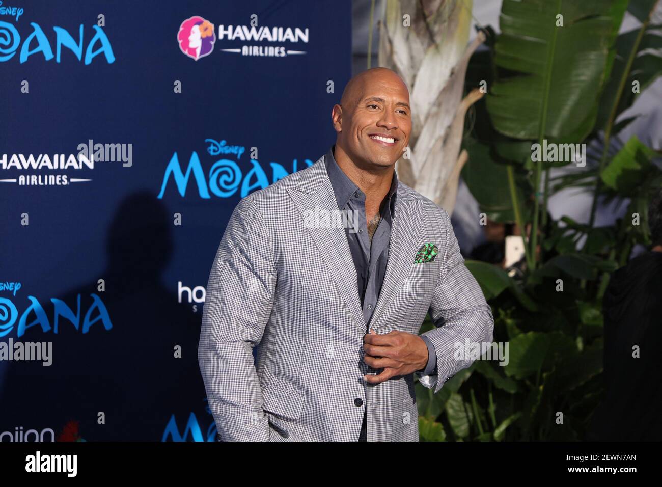Dwayne Johnson participe à la première mondiale de « MOANA » de Walt ...