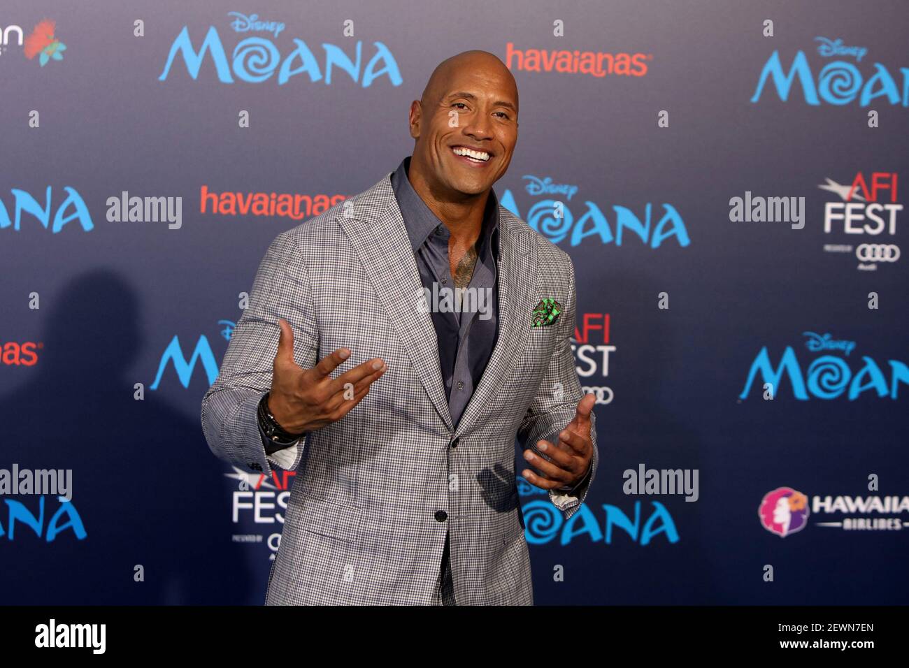 Dwayne Johnson participe à la première mondiale de « MOANA » de Walt ...