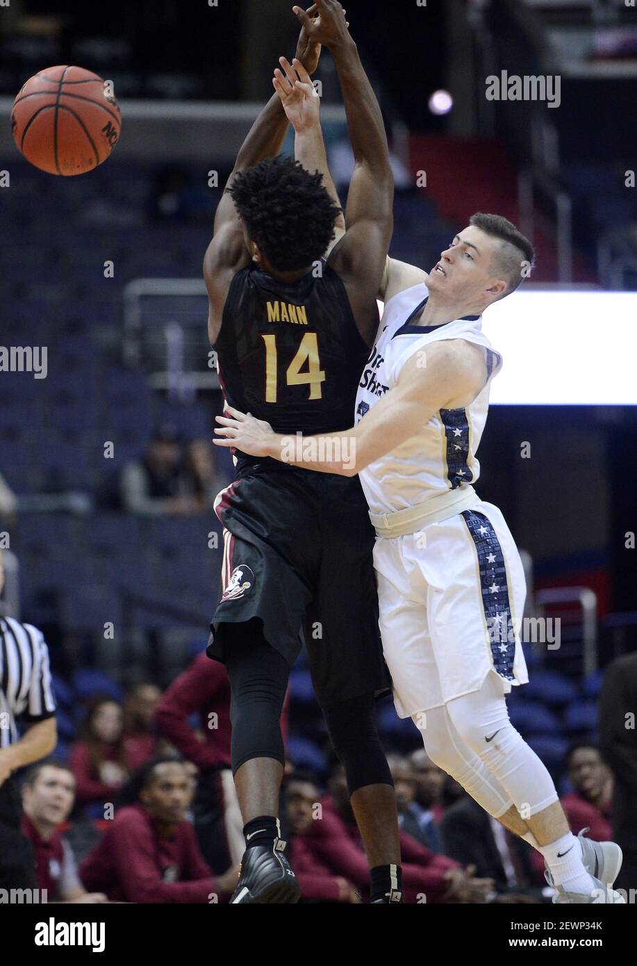 Le garde de George Washington Matt Hart (30) fait une longue passe au ...