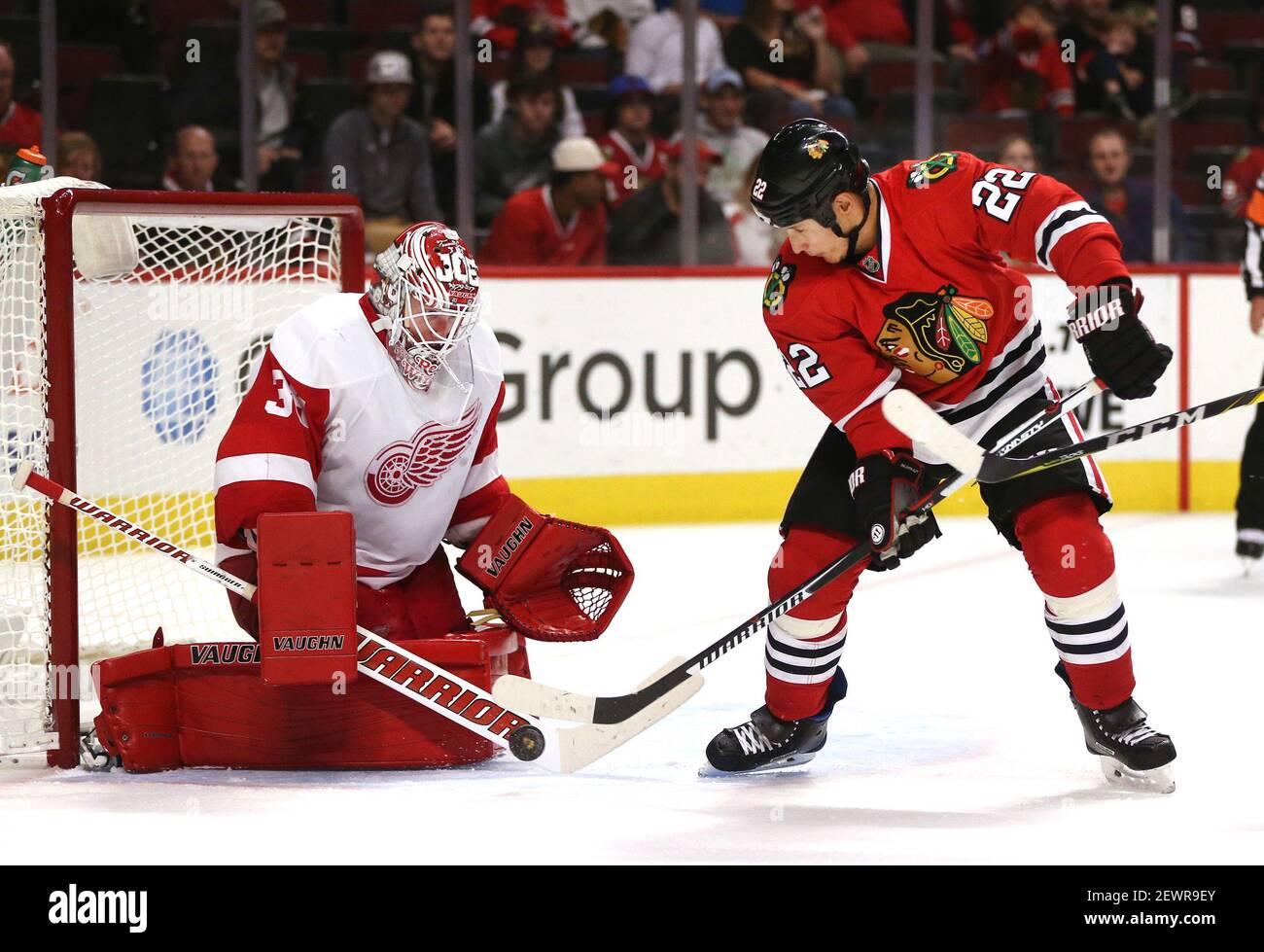 Le gardien de but des Red Wings de Detroit Jimmy Howard bloque un tir ...