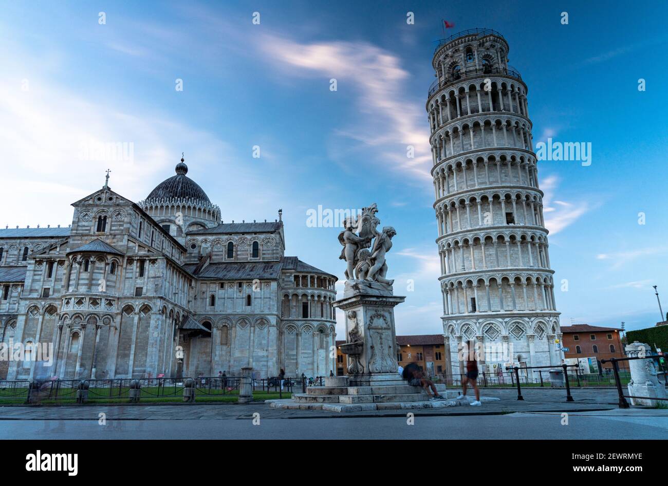 La célèbre Piazza dei Miracoli avec la cathédrale de Pise (Duomo) et la ...