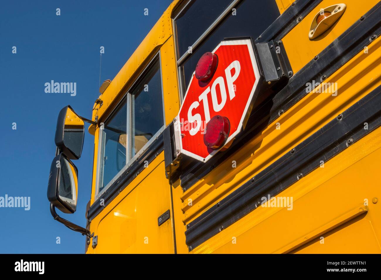 Panneau stop sur un bus scolaire emblématique des États-Unis Photo ...