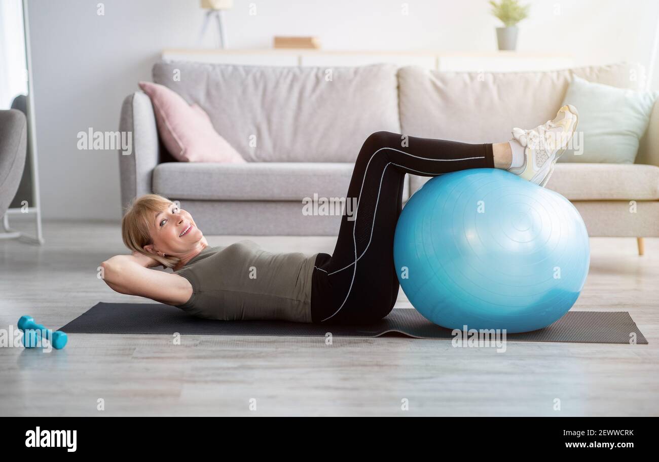 Fit Female Training Her Core Muscles Banque De Photographies Et Dimages à Haute Résolution Alamy