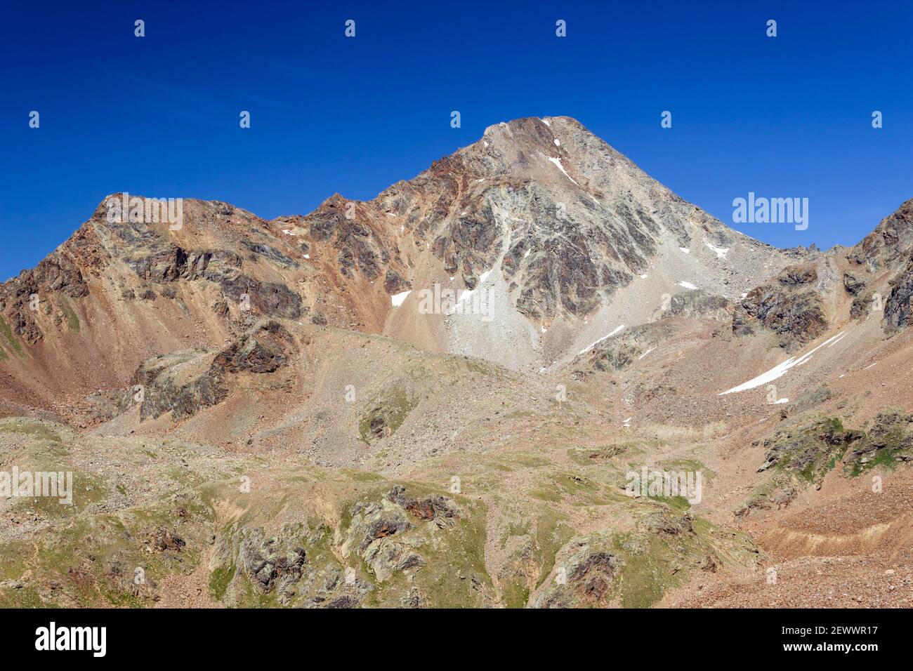 Sentier de randonnée dans la vallée d'Aoste, Italie. Vue sur le Mont ...
