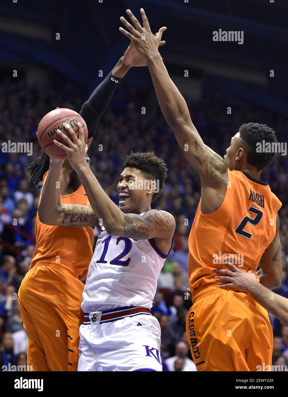 KELLY Oubre DE KU conduit entre Anthony Allen de l'OSU, à gauche, et le ...