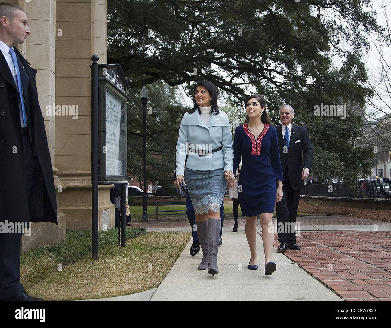 Suivi par Henry McMaster, le gouverneur Nikki Haley et sa fille, Rena ...