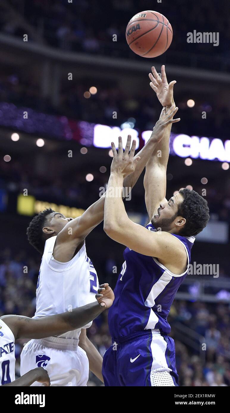 Texas Christian's Amric Fields, à droite, est fouillé par Wesley Iwundu ...