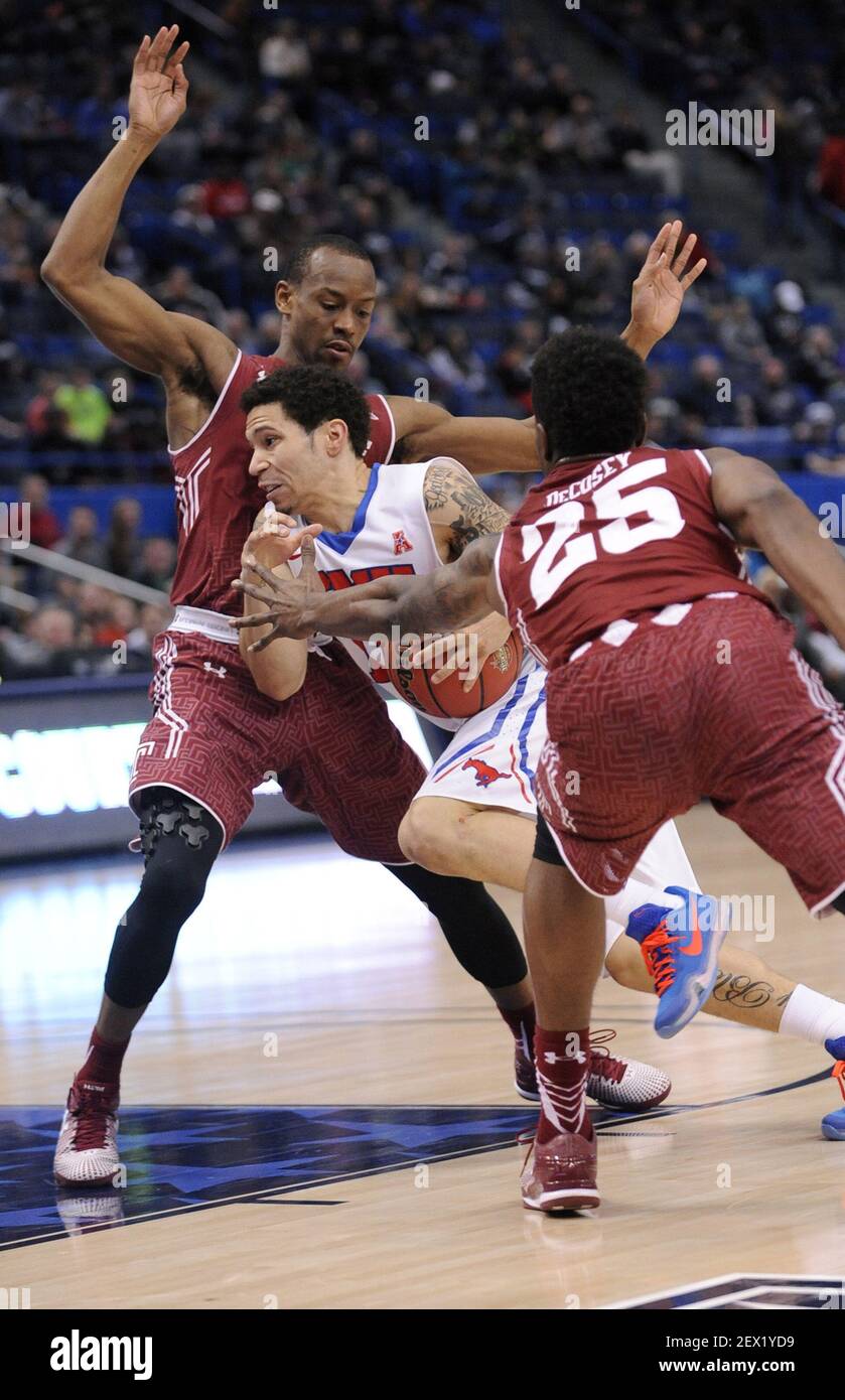 Le NIC Moore de Southern Methodist se dirige vers le panier entre ...