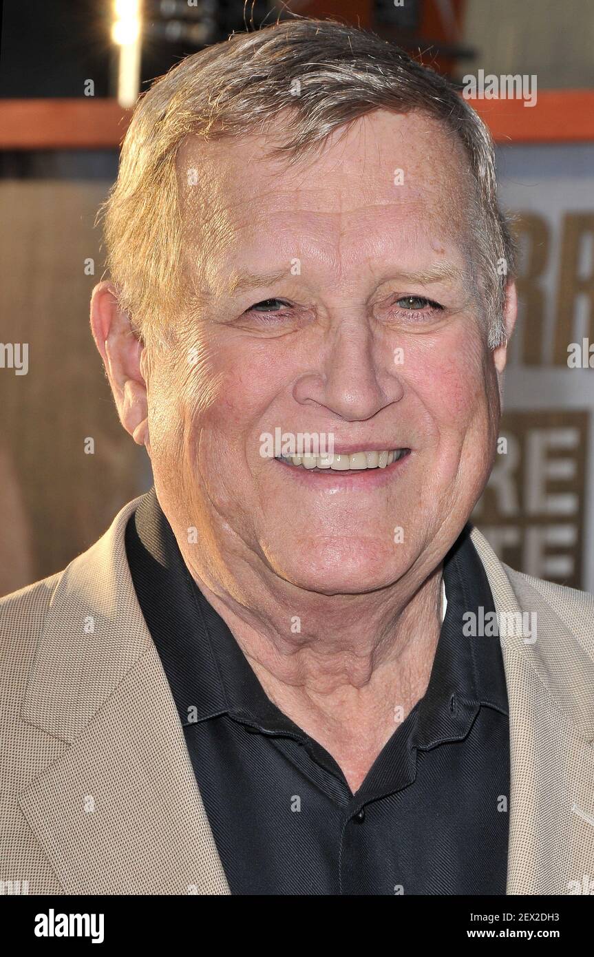 Ken Howard arrive à la première « Get Hard » de Los Angeles qui s'est ...