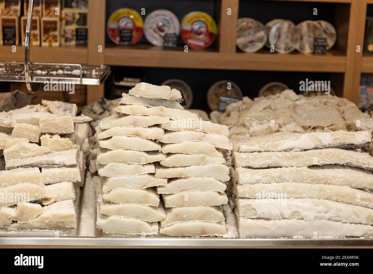 Morue salée séchée à la boutique de poissons. Cuisine typiquement ...