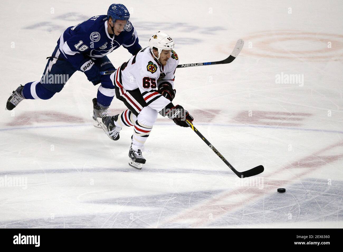Andrew Shaw (65) des Blackhawks de Chicago avance contre le Palit ...