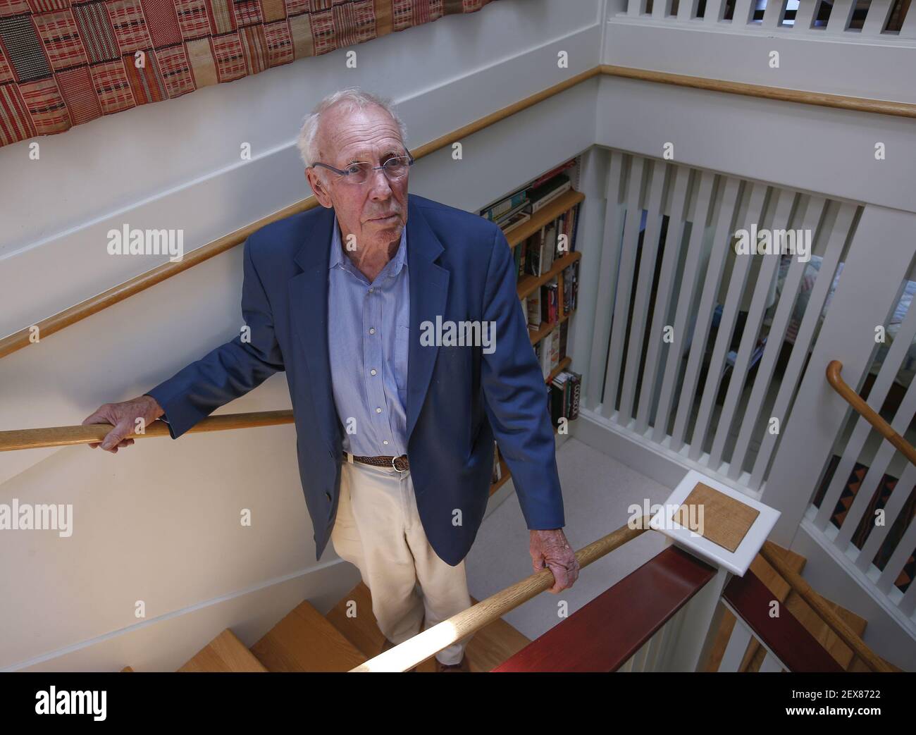 Adolph Rosenkrans pose dans l'escalier de sa maison à Woodside, en ...