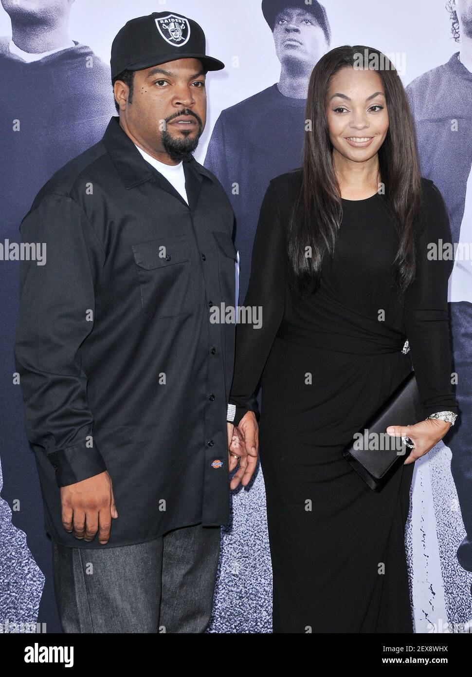 (G-D) Ice Cube et Kimberly Woodruff arrivent à la première 'Straight ...