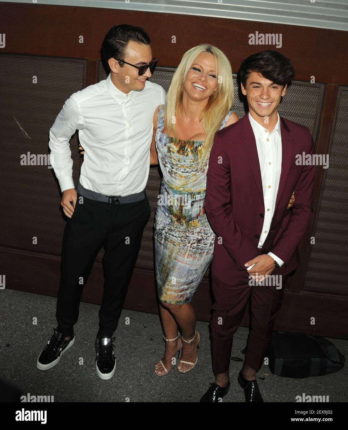 Pamela anderson and dylan lee Banque d'image et photos - Alamy