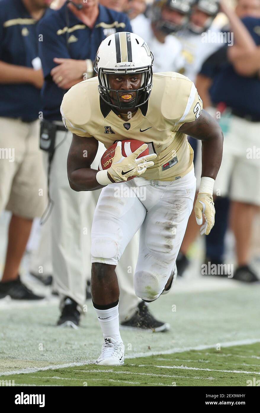 Dos défensif de l'UCF Drico Johnson court avec une récupération fumable ...