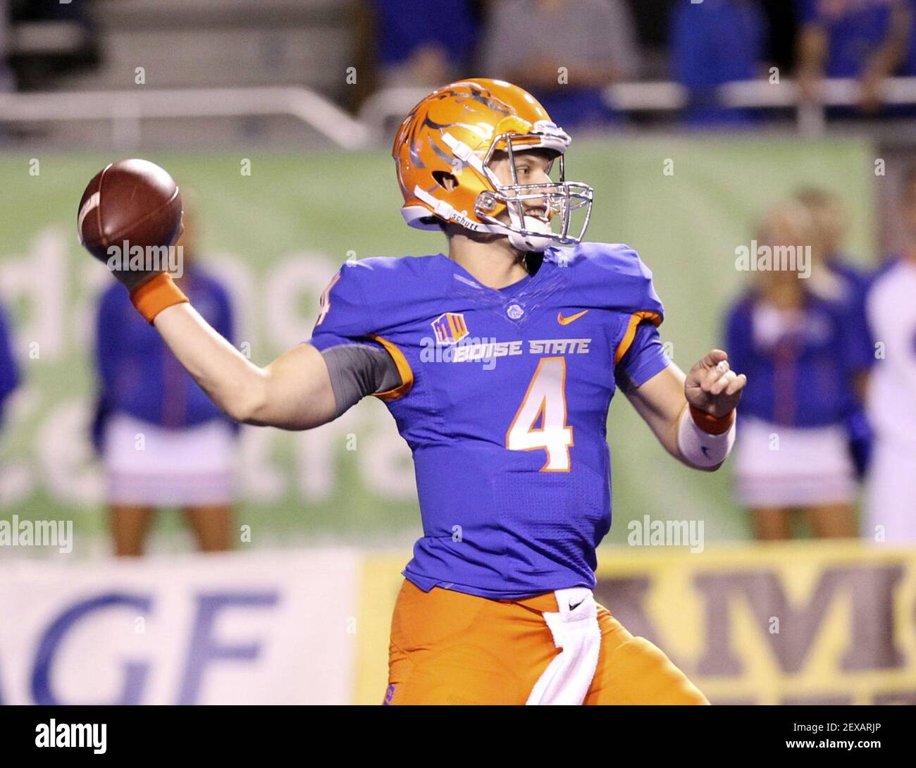 Brett Rypien (4), un quarterback de l'État de Boise, cherche un terrain ...
