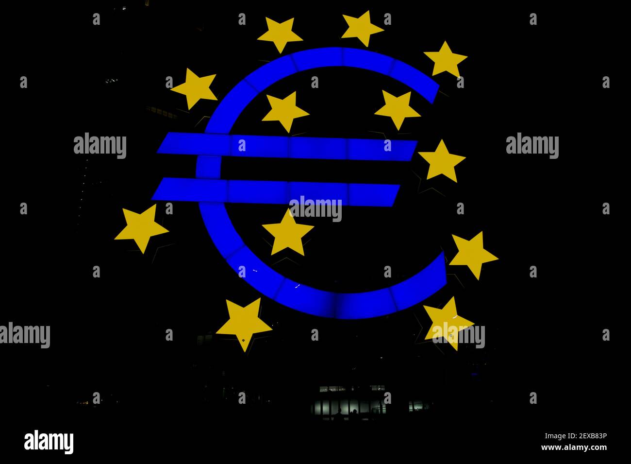 FRANCFORT, ALLEMAGNE - le symbole de l'euro pour la tour de l'euro où ...