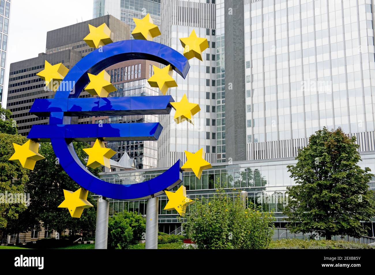 FRANCFORT, ALLEMAGNE - le symbole de l'euro pour la tour de l'euro où ...
