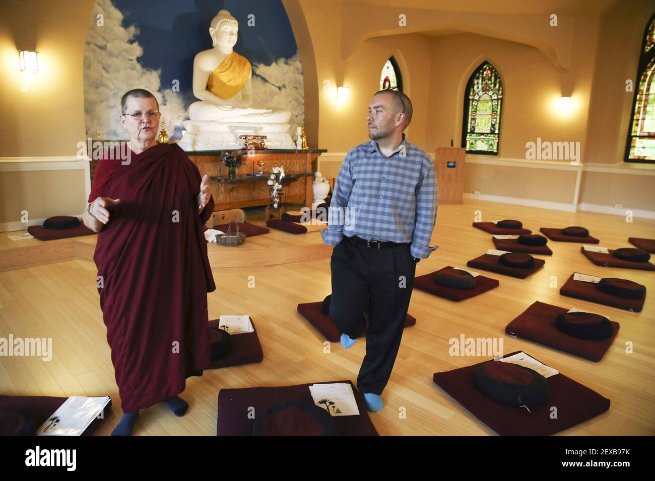 Vimala Bhikkhuni, à gauche, et Tyler Lewke posent pour un portrait dans ...