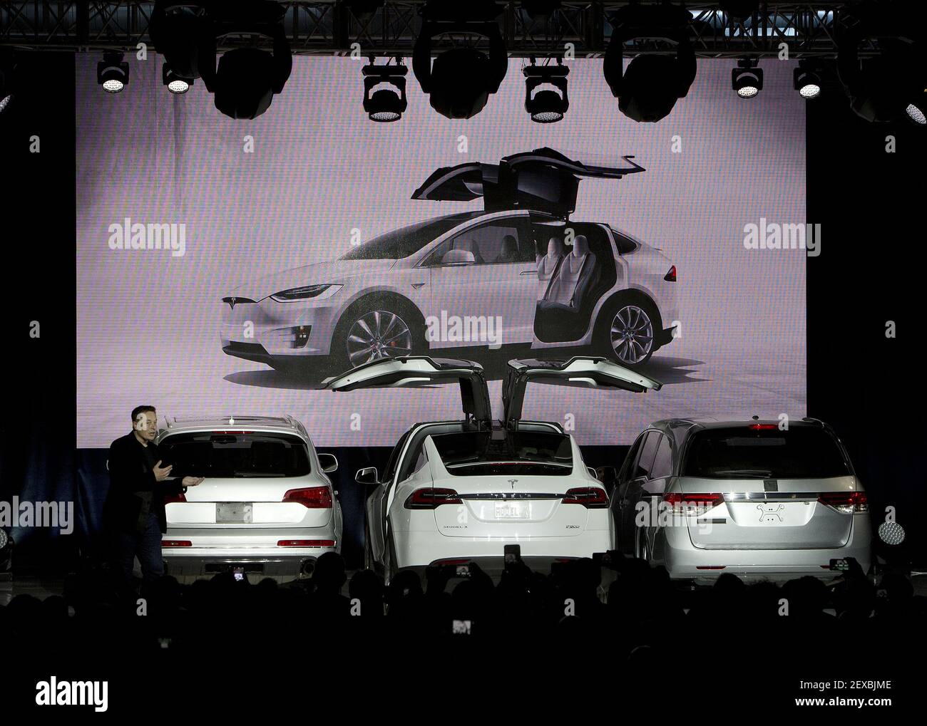 Elon Musk, PDG de Tesla, démontre l'avantage de gagner de l'espace des ...