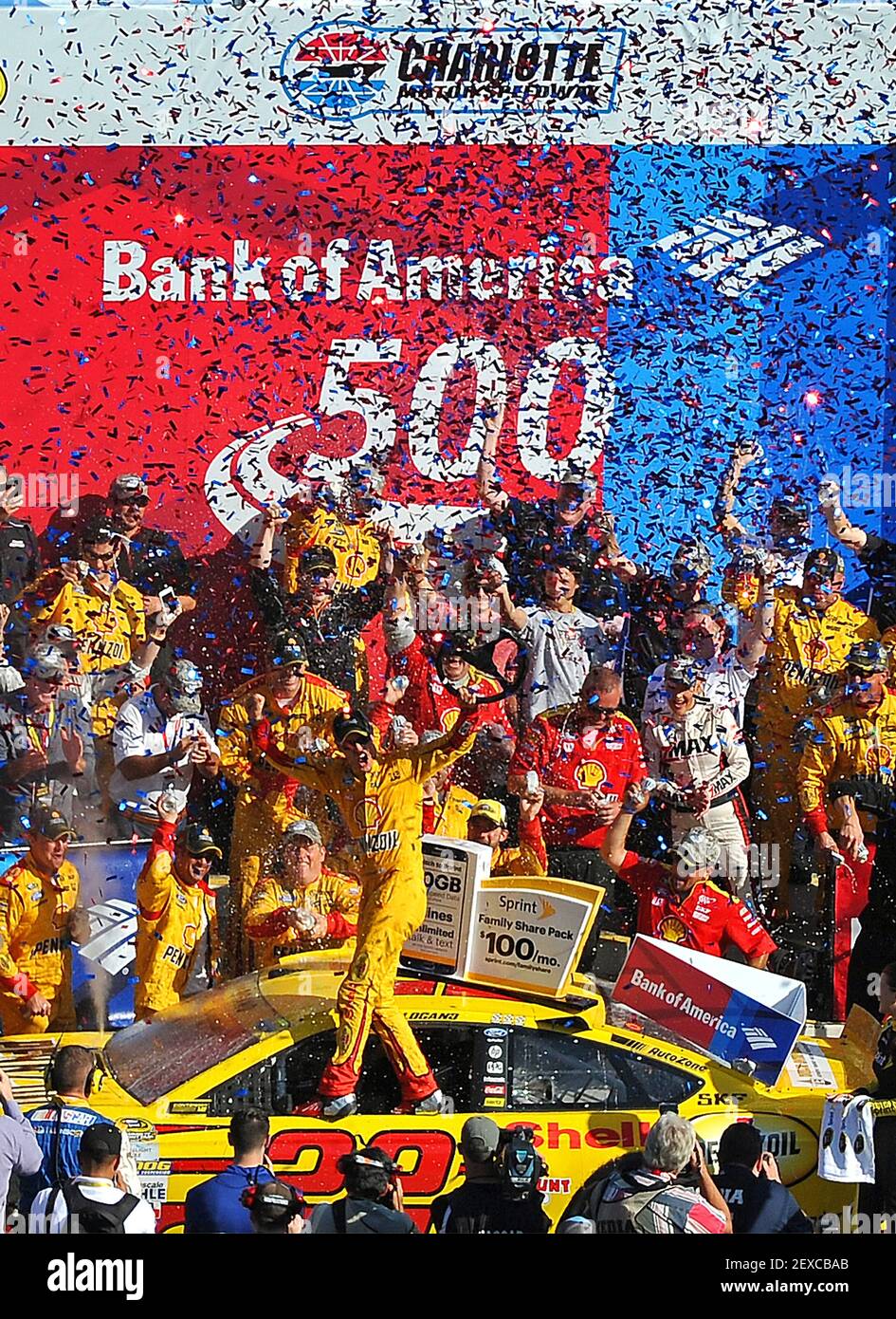 Confetti s'est hti à Joey Logano, pilote de la NASCAR Sprint Cup Series ...
