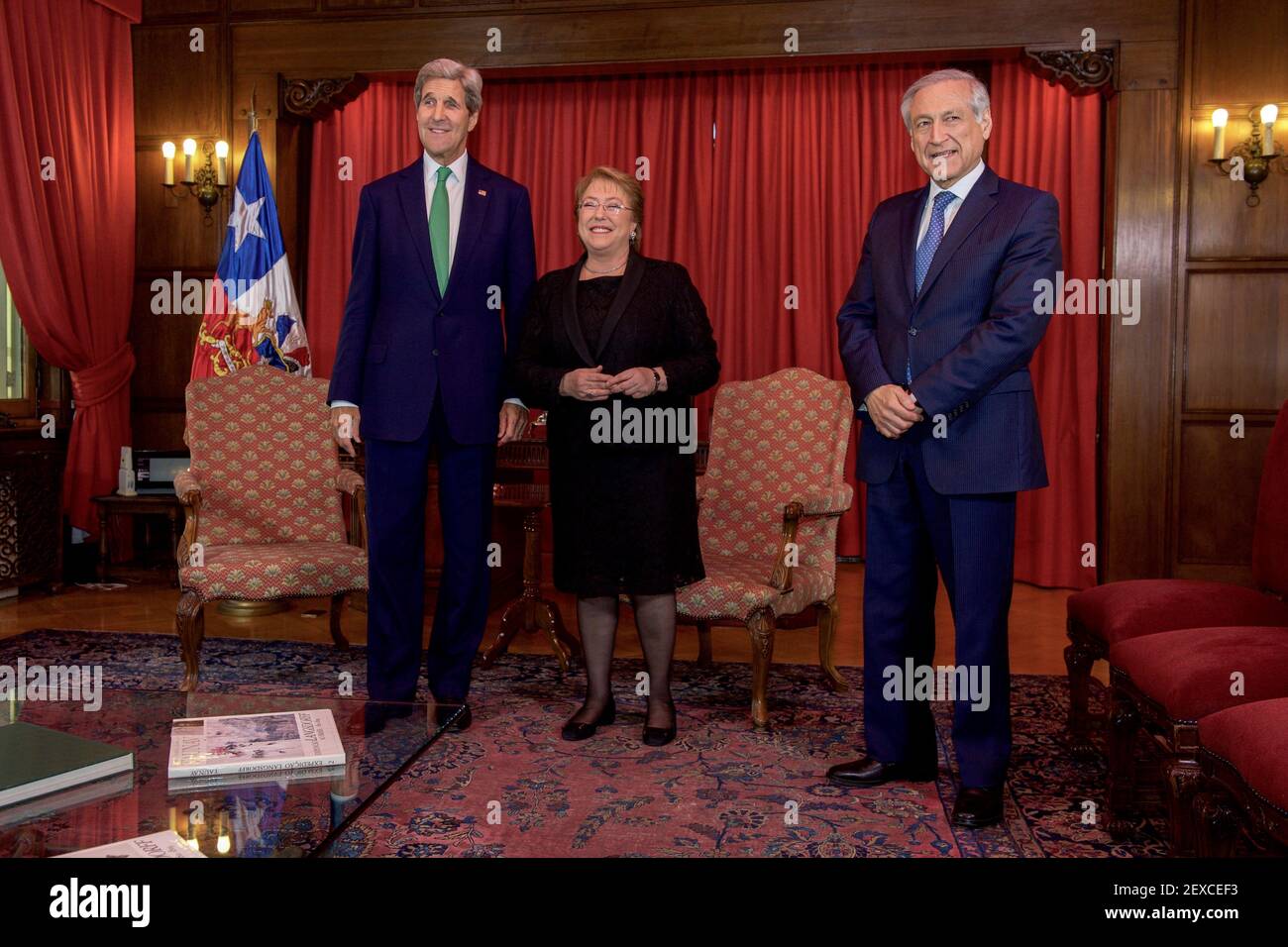 Le secrétaire d'État américain John Kerry pose une photo avec la ...