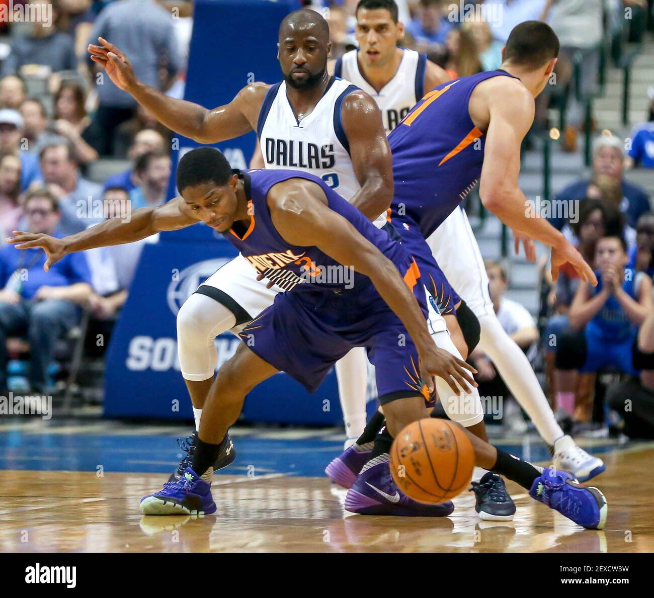 Le Chevalier de Brandon du Phœnix Suns (3) est sous la pression de ...