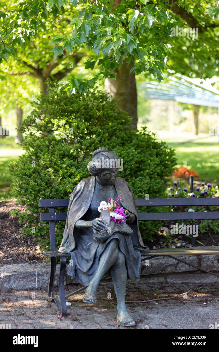 Vieille Dame Assise Sur Une Statue De Banc Banque De Photographies Et D