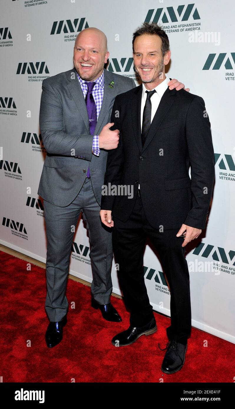 De gauche à droite : Paul Rieckhoff et l'acteur/réalisateur Peter Berg ...