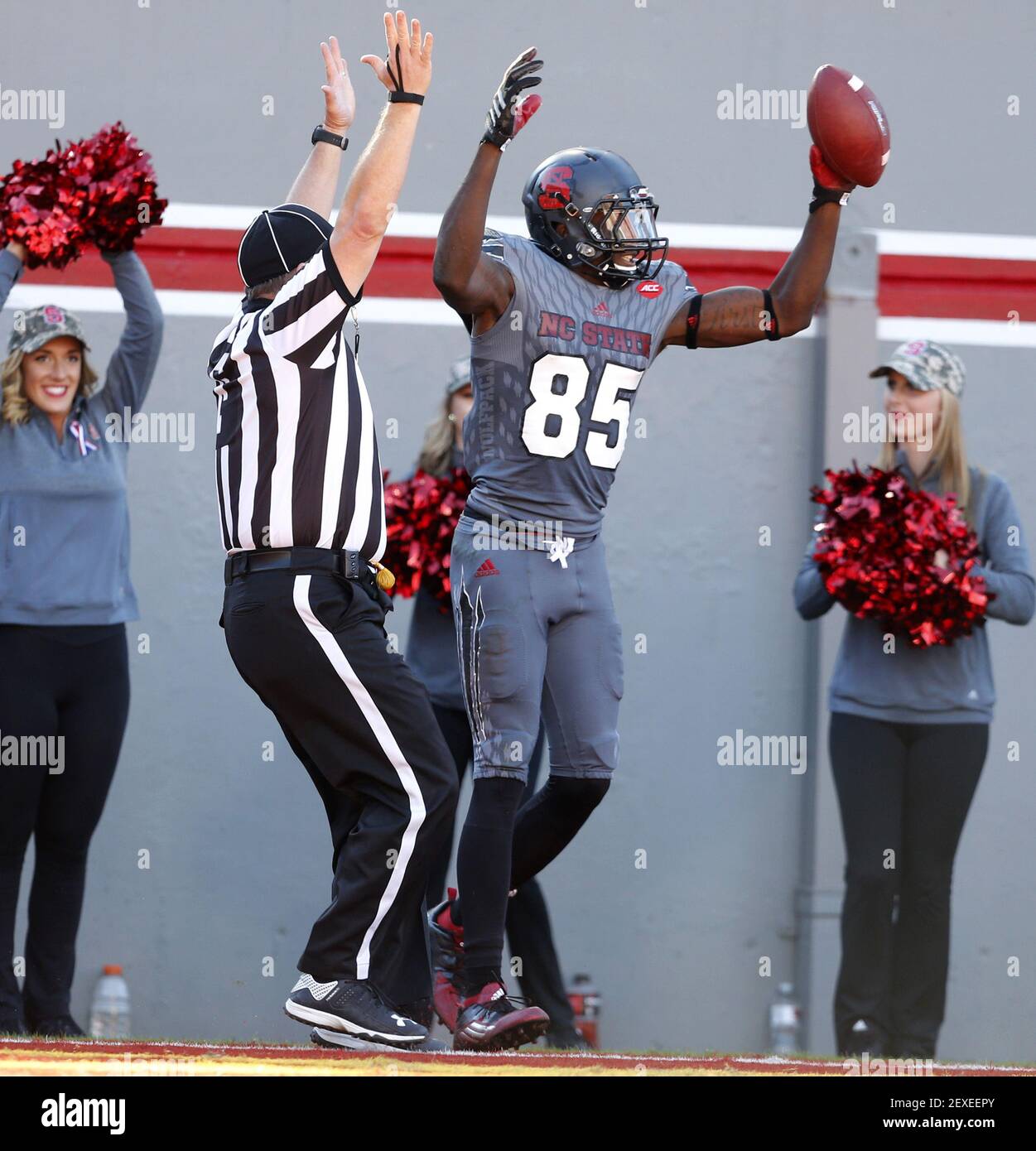 Le grand receveur de la Caroline du Nord Jumichael Ramos (85) célèbre ...