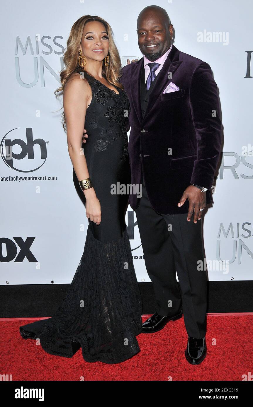 (G-D) Patricia Southall et Emmit Smith arrivent au 64ème Miss Universe ...
